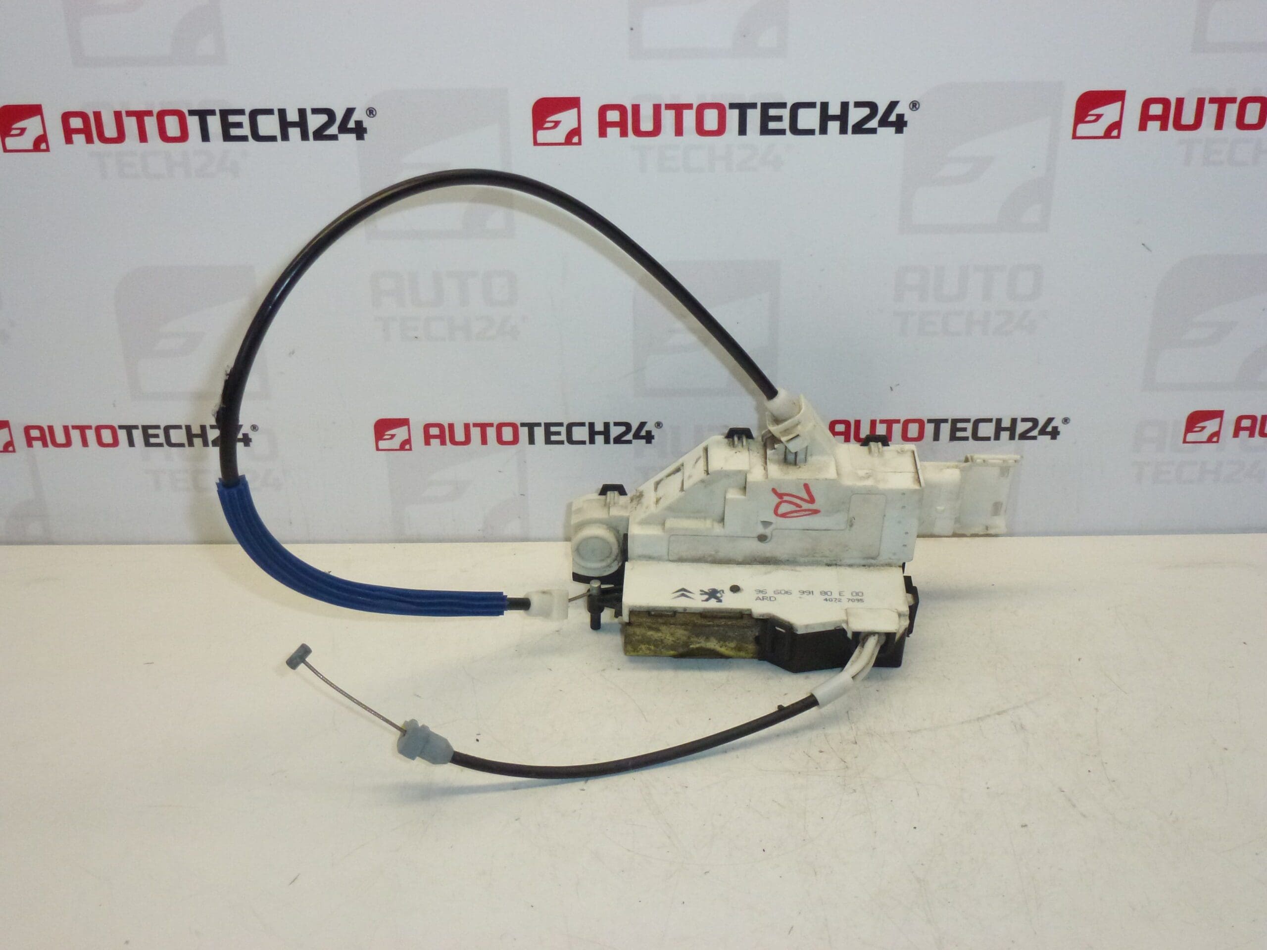 Zamek prawych tylnych drzwi Peugeot 407 9660699180 9138N7 | A24 Polska